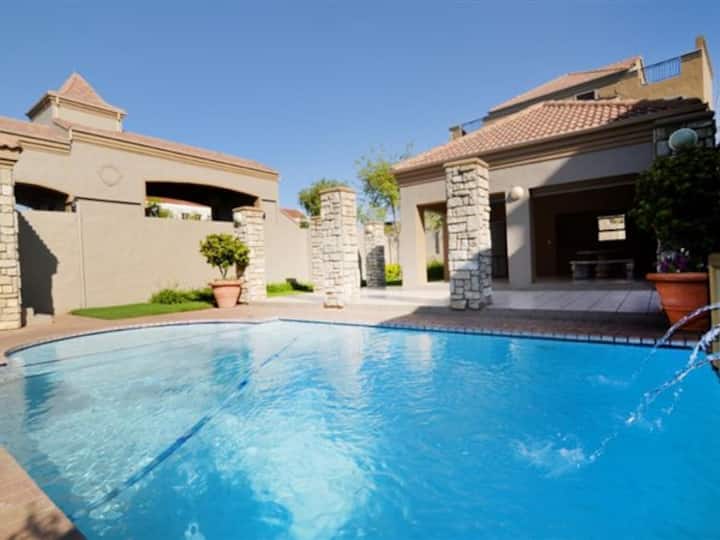 Castillo De Lonehill - Sandton