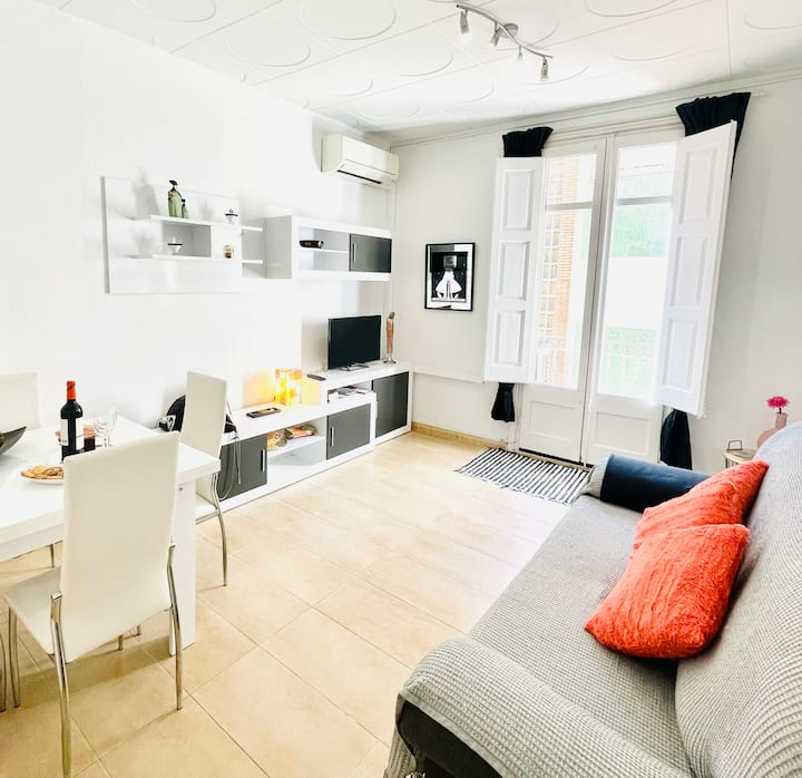 Balcony, Elevator And Relax In Sagrada Família - Barcelona