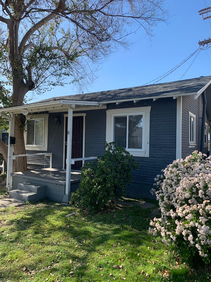 Cozy 1 Bedrm Bungalow Of Your Own Near Burbank - Burbank, CA