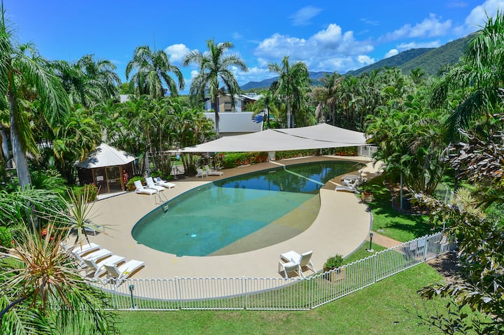 Palm Cove Family Paradise Overlooking Pool - Palm Cove