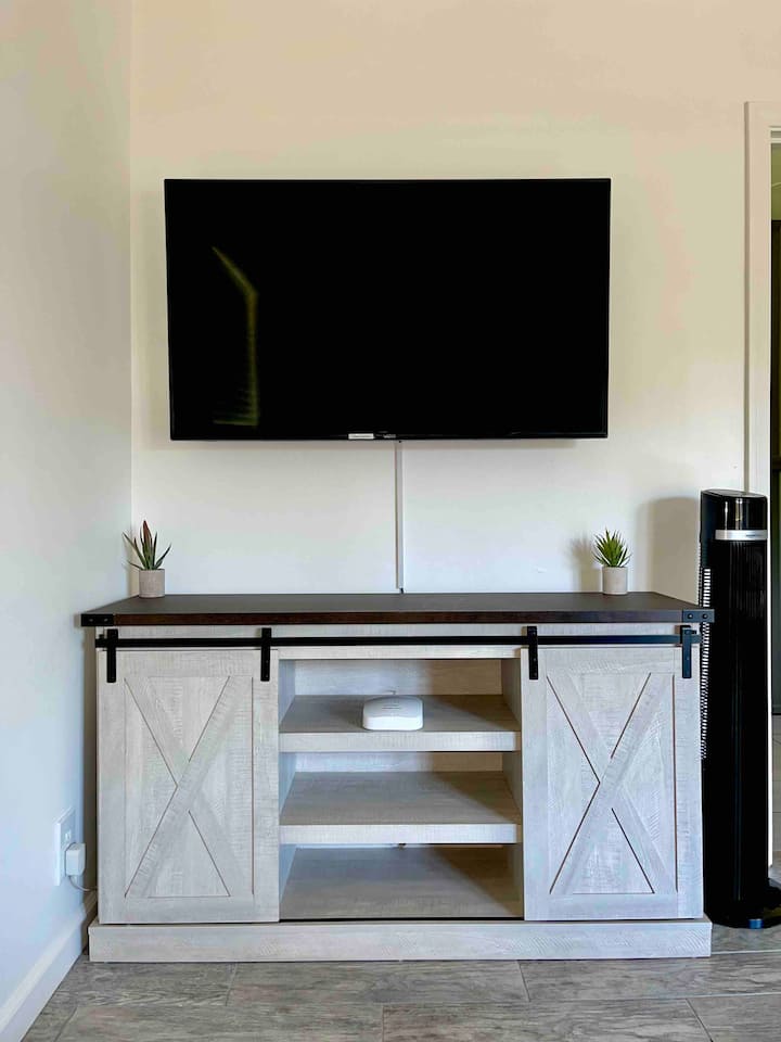 Bright Spacious Studio Near Beach And Downtown - Santa Barbara, CA
