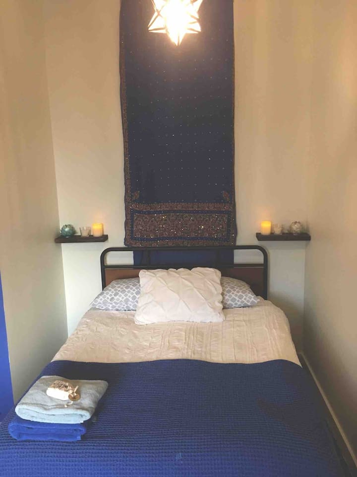 New Royal Starlight Room With Memory Foam Bed - Seattle, WA