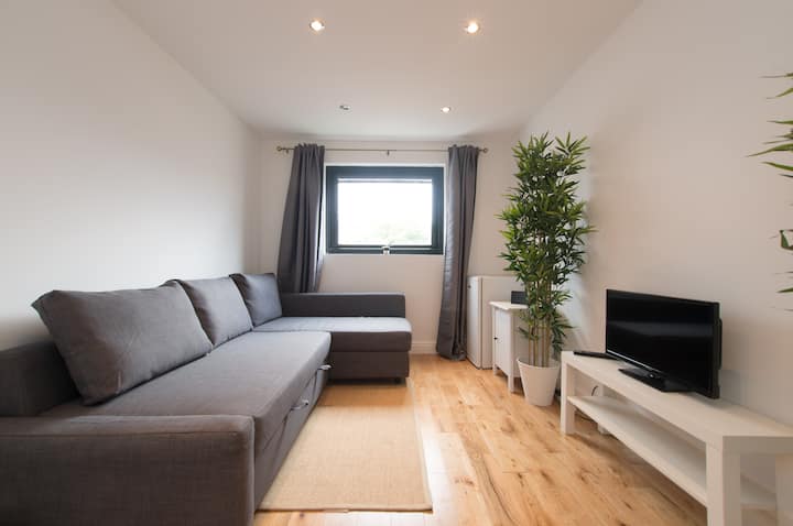Studio Flat Within A Flat In Broadway Market - Canning Town - London