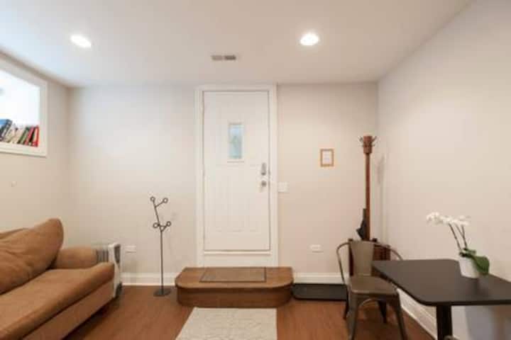 Modern, Spacious, New Apt. Private Entrance. - 에번스턴