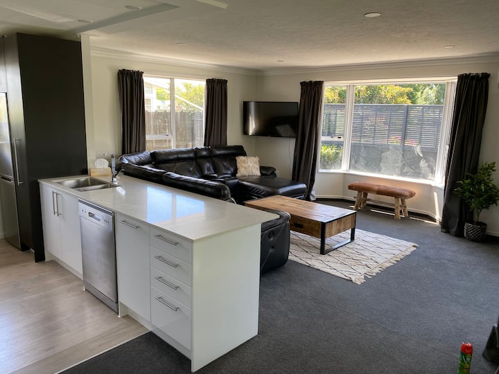 Fresh And Fancy Home Away From Home - Blenheim