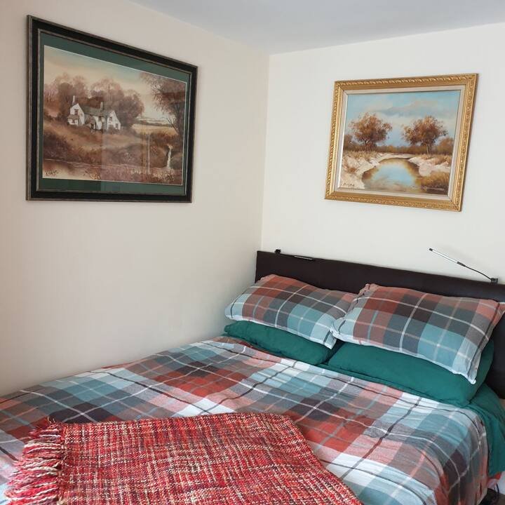 Adorable 1 Bedroom Bathroom Kitchen/ Living Space. - Exeter