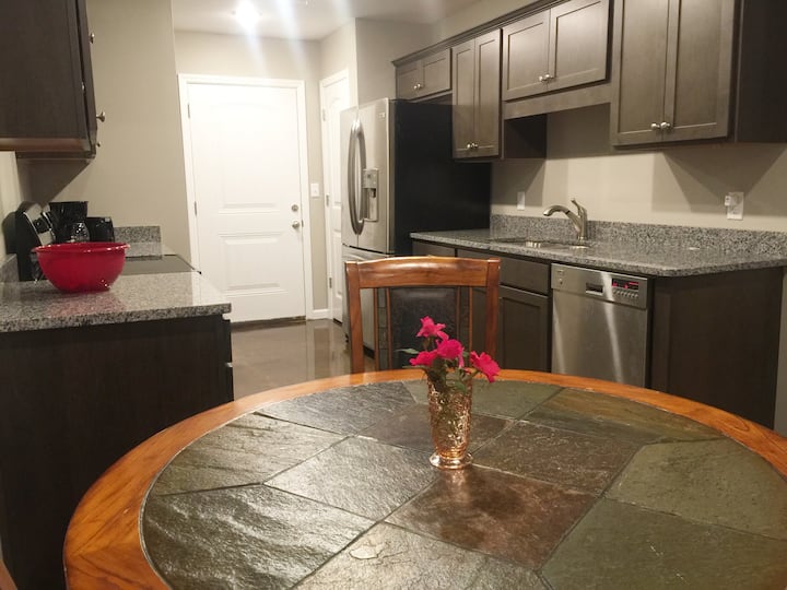 Relaxing Stylish Getaway – 2br In Jonesboro : A - Jonesboro, AR