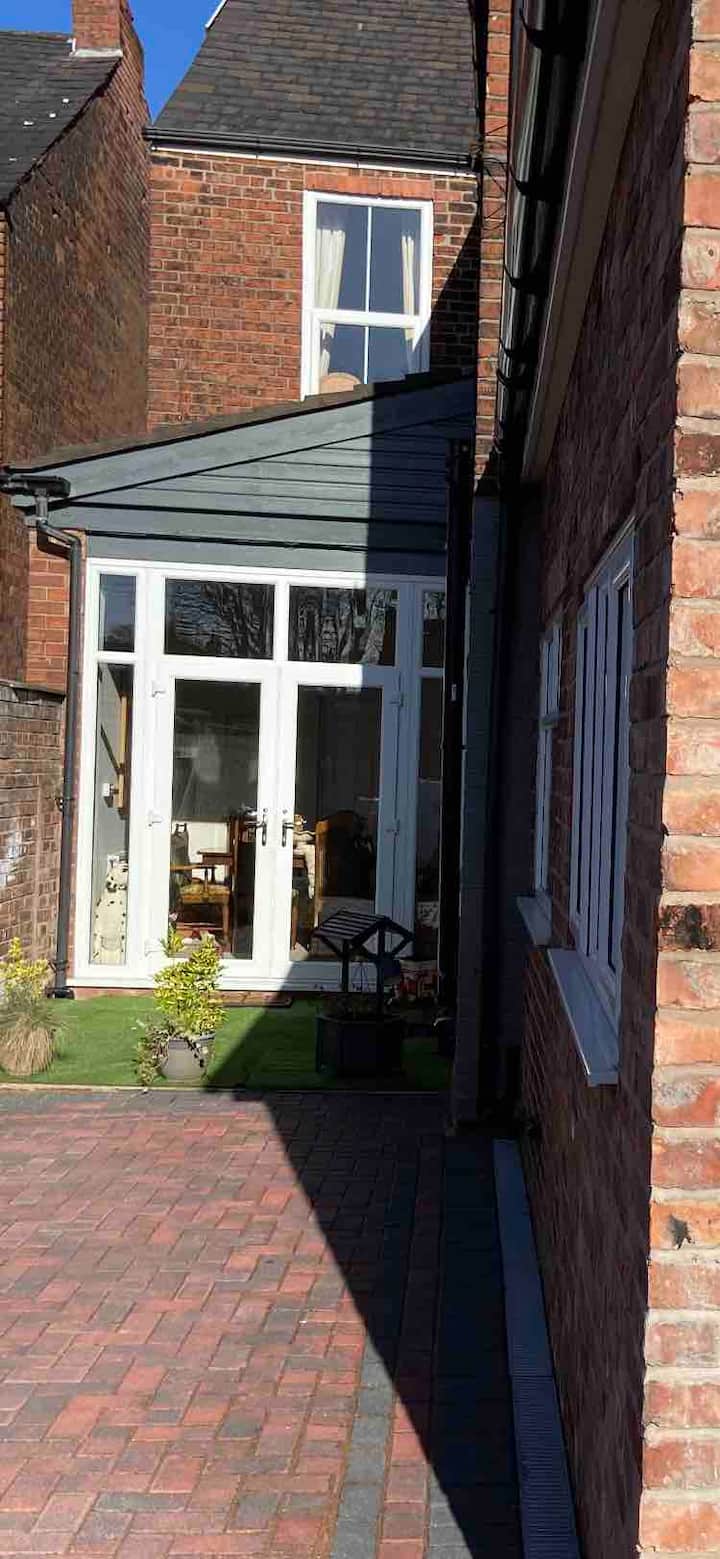 Lovely En-suite Room -Northwich Town Centre - Cheshire