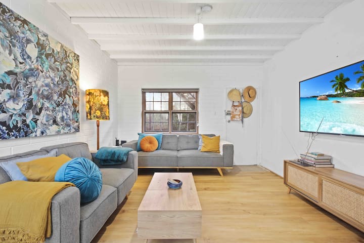 Beachside Retreat Retro Vibes
Cosy Fireplace - Adelaide