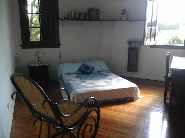 Spacious Room In A Comfortable And Safe Home - San Martin, Argentina