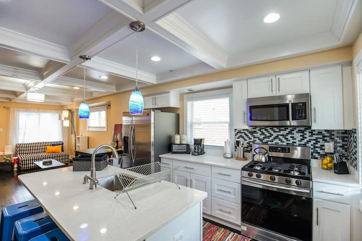 Luxury Contemporary Stylish Rowhouse + Free Parking; Perfect For Large Groups - Washington, D.C.
