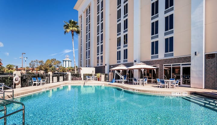 Universal Studios / 2 Queen Beds Hotel + Pool - Orlando, FL