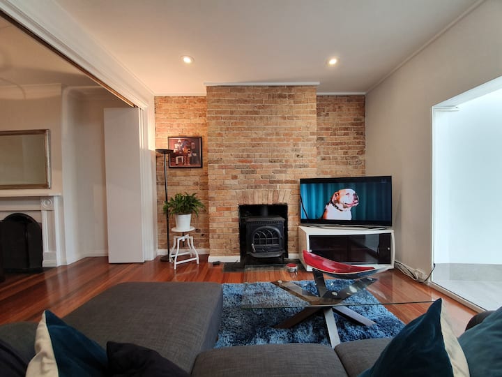 Comfy Sofa Bed In Modern Home. Top Spot By Cbd♧ - Bondi Beach