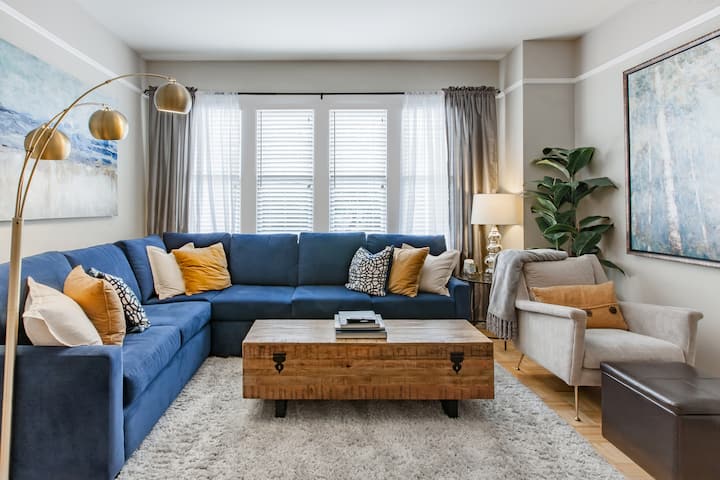 Cosmopolitan Gem In A Pacific Heights Victorian - San Francisco, CA