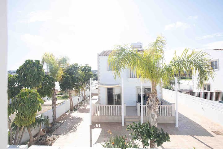 Tonia Seaview Villa - Ultimate Beachside Retreat - 阿依納帕