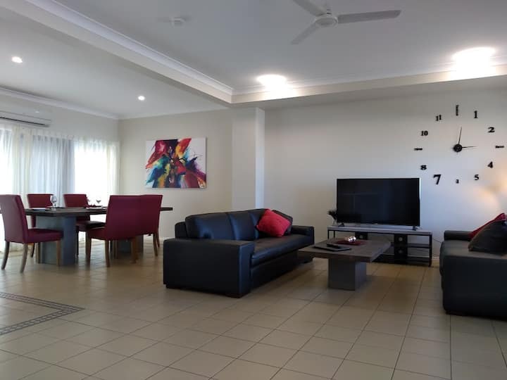 Superb Location, Amazing Ocean Views - Airlie Beach