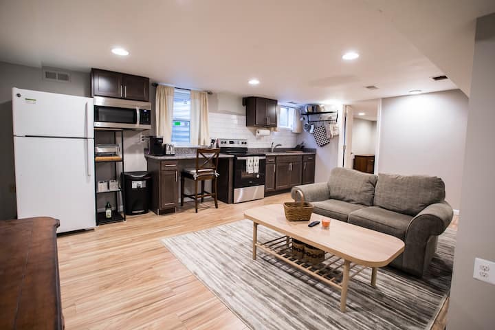 Private Furnished Basement Apartment Fast Internet - Livonia, MI