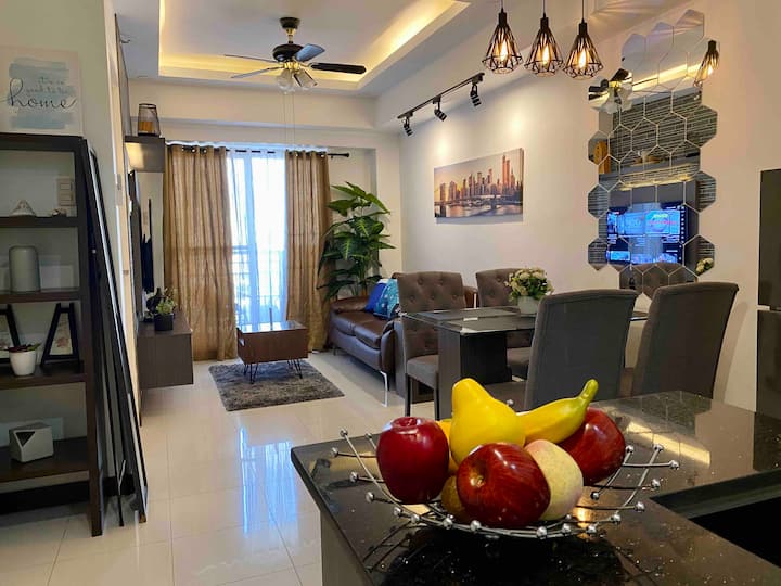 Topnotch 2br With Balcony, Netflix + Free Parking - Ortigas Center