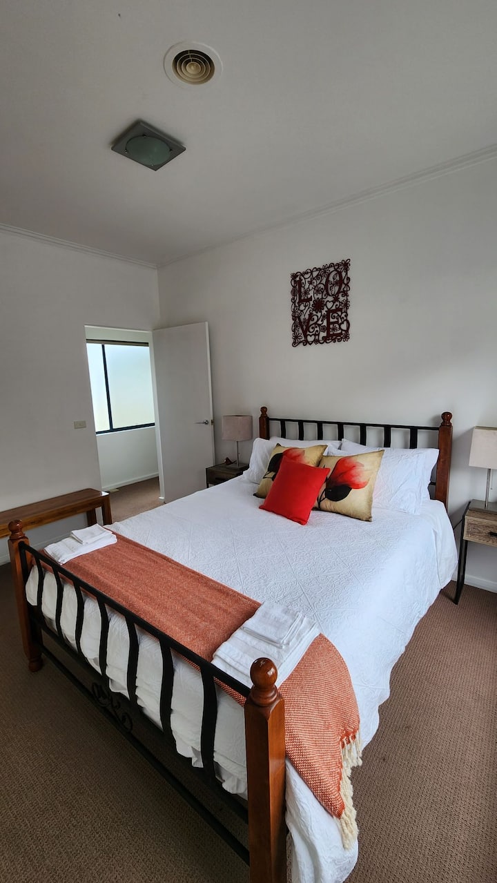 Twenty-seven @ Lakes Entrance - Gippsland