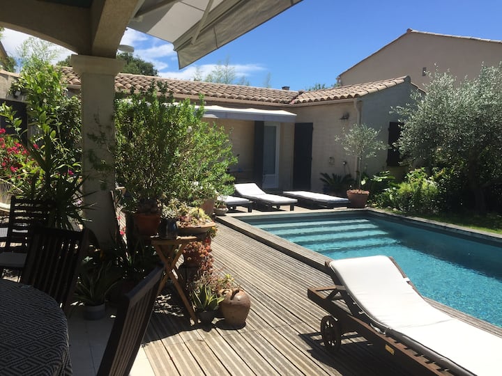 Proche Uzes Belle Villa -Piscine . Jardin Clôturé - Collias