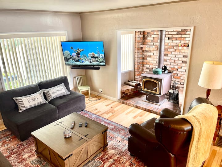 Perfect Location-mountain Retreat Steps From Town - Mount Shasta, CA