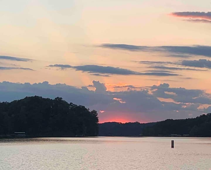 Charming Secluded Lake House Convenient To Clemson - Clemson, SC