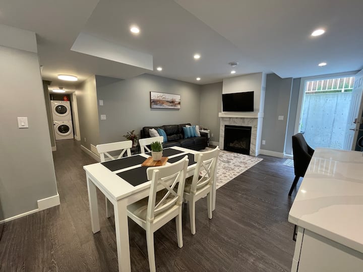 Beautiful Family Friendly Suite With Gas Fireplace - Surrey
