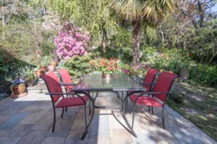 Peach Tree Room, Bayview Cottage, Vesuvius Beach - Salt Spring Island