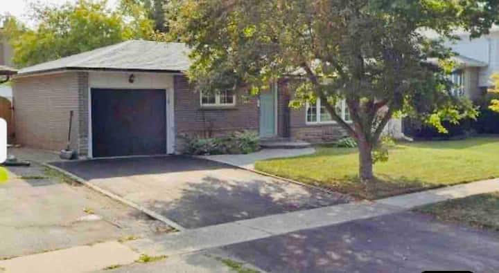 Cozy 4 Bedroom Home By The Lake In Ajax - Ajax