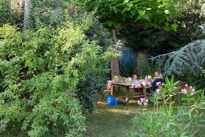 Une Maison Fleurie Pleine De Charme - Salies-de-Béarn