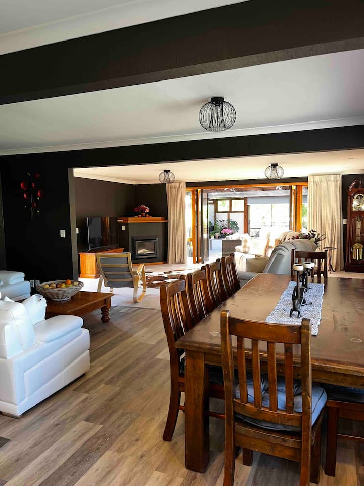 Clooneen Lodge: Cozy And Warm 7 Beds, 6 Bedrooms - Porirua