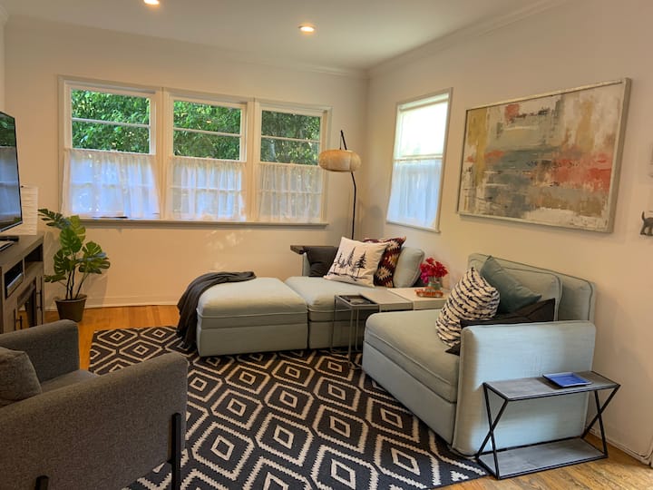 Charm! Privacy! ... And Close To All That Matters! - Los Angeles, CA