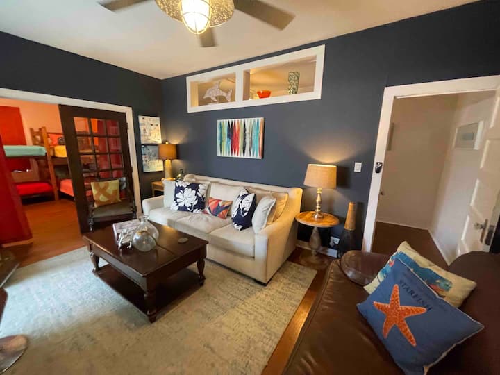 2521 Q Up Sleeps 8(4 Adults) One Block To Seawall! - Galveston, TX