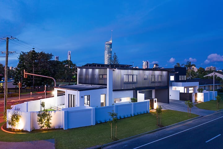 Luxe Capri Villa –Heated Pool,10-min Walk To Beach - Gold Coast