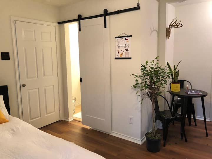 Modern Studio In Museum District - Houston, TX