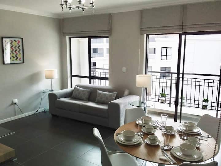Upmarket 1 Bedroom Apartment Sandton - Sandton