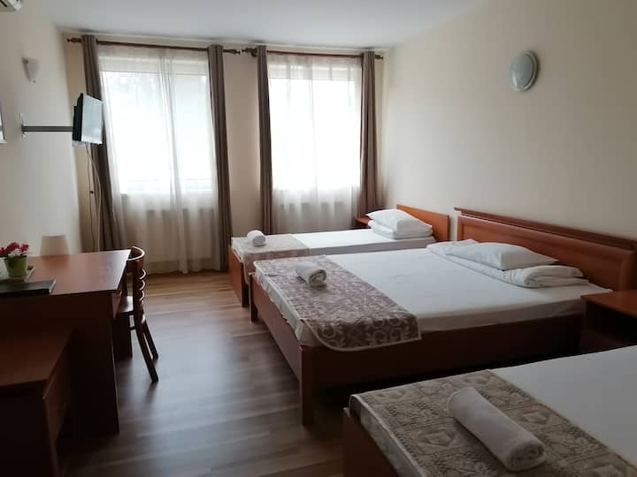 Hotel Ferihegy Four-bedded Room Near The Airport - Budapest