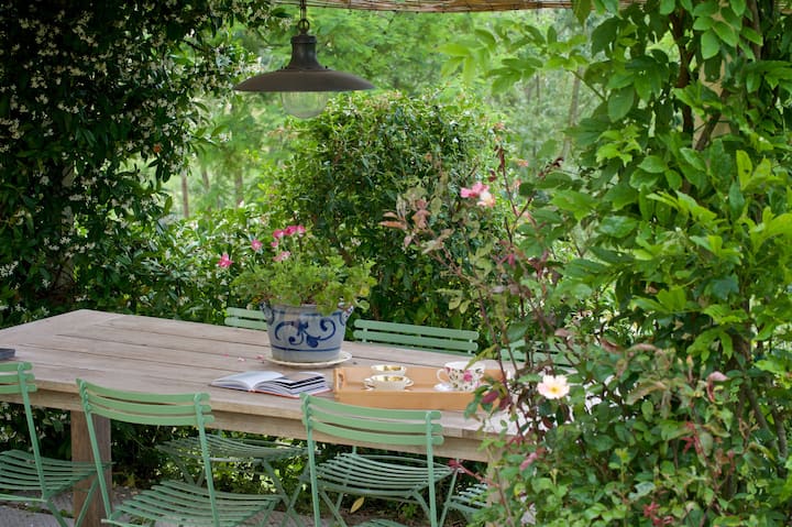 A Corner Of Paradise In The Tuscan Countryside, Just Outside Medieval Lucca. - Lucca