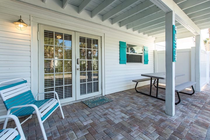 Heated Pool- 2 Houses To Beach- Coastal Lower Unit - Clearwater Beach, FL