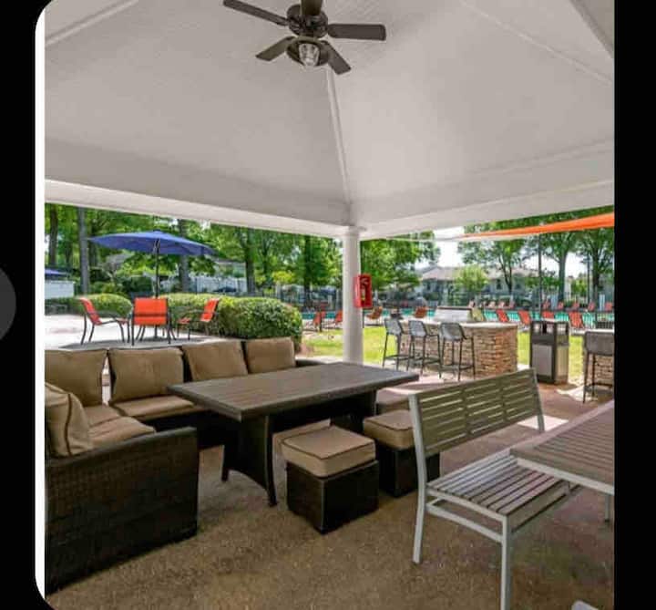 Sandy Springs Lovely Two Bedroom Flat With Pool - Sandy Springs, GA