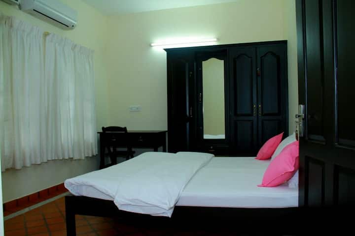 Malakkarethu House A Heritage River Side Homestay - Chengannur