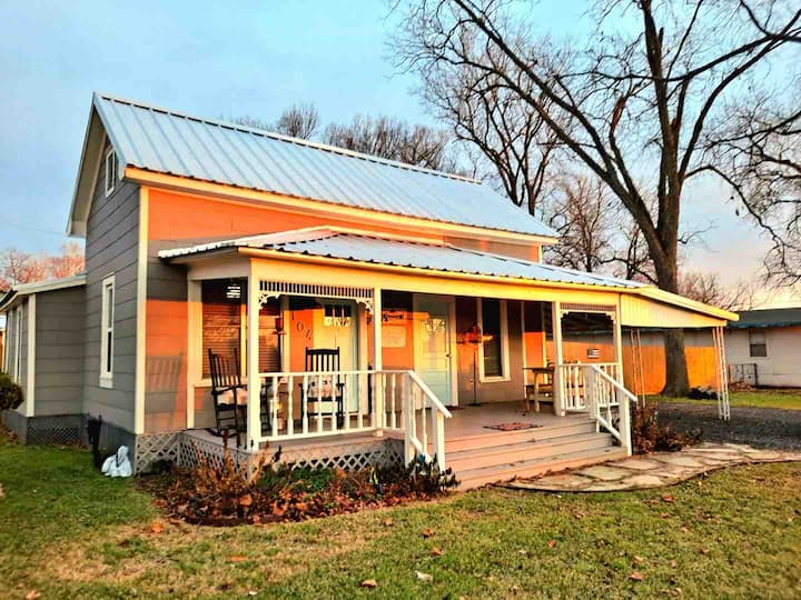 Steps To Downtown, Parks, And It's Dog-friendly! - Smithville, TX