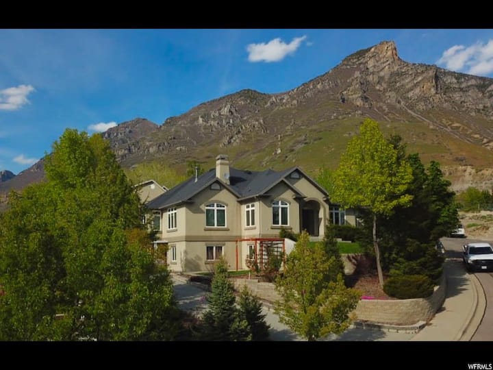 Grand 7br Family Home | 2 Kitchens, 2 W/d, Views! - Springville, UT