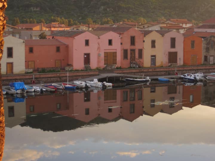 Terrasse Avec Vue Sur La Rivière - Bosa