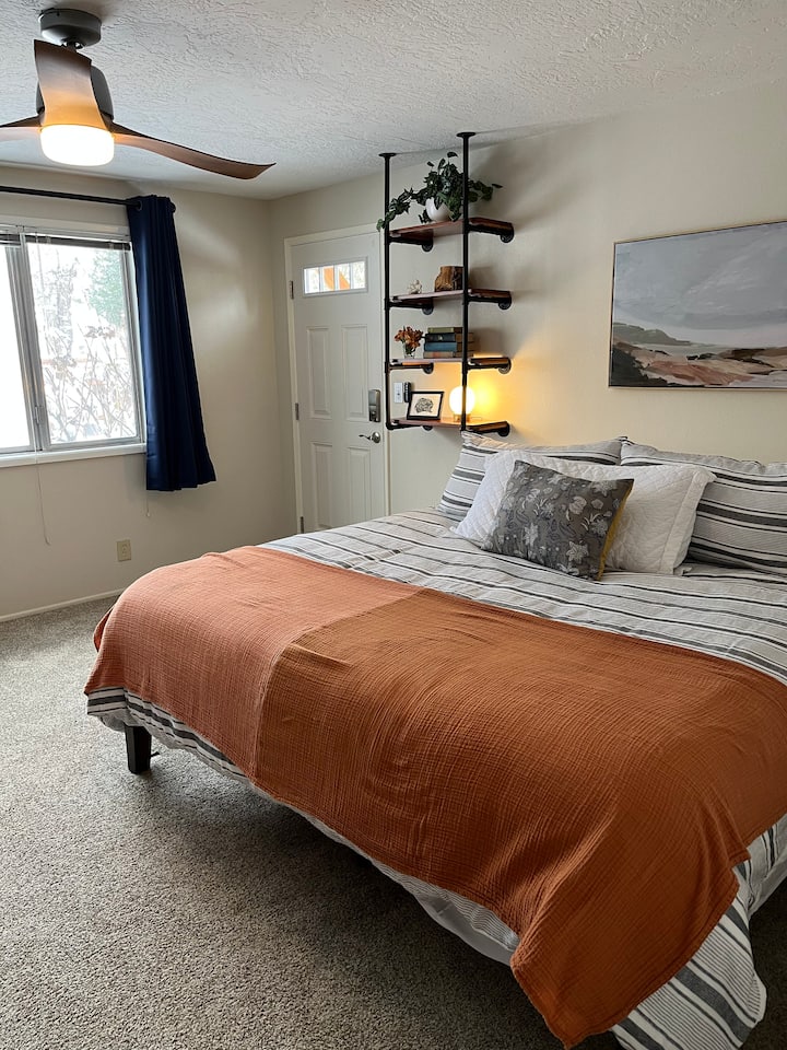 Autzen: Private Hot Tub, Patio And Entrance - Eugene, OR