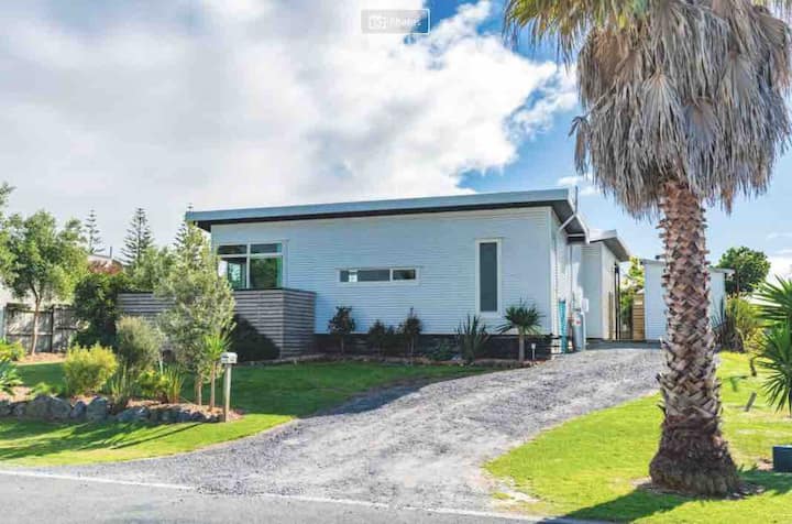 Sun Filled Kiwi Bach - Mangawhai Heads