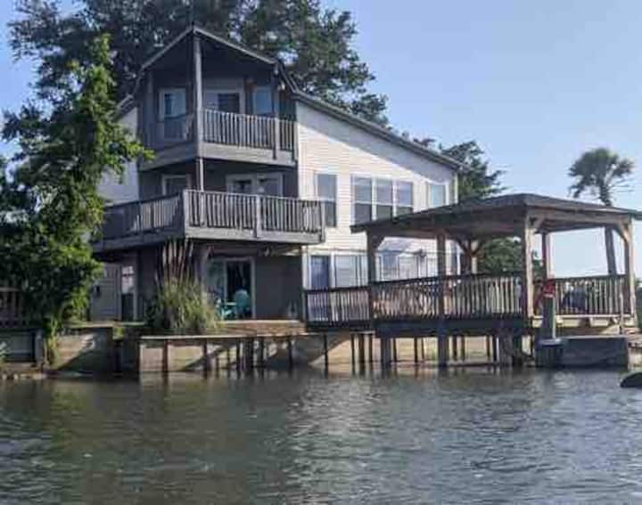 Folly Beach Riverfront Apt W/ Dock Kayaks & Bikes - Folly Beach, SC