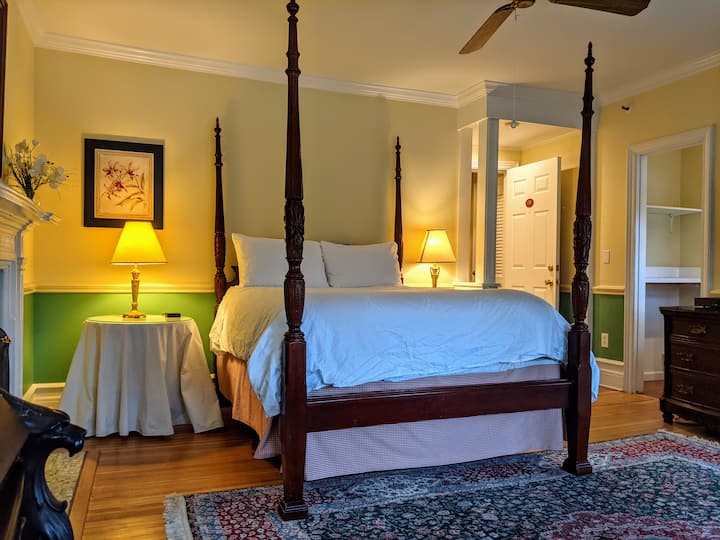 Historic Couple's Getaway-fireplace-walkable-pool - Greenwich, CT