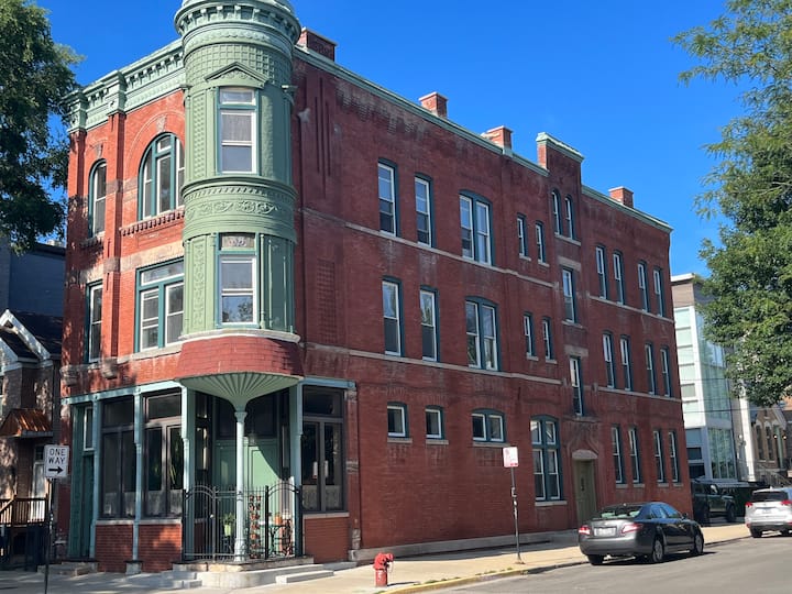 Private Studio Apt In The Heart Of Wicker Park! - Chicago, IL