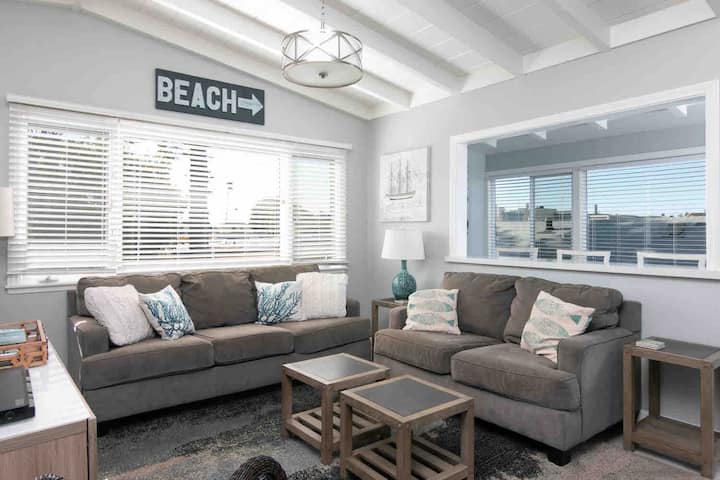 Charming Beachside Upstairs Unit W/outdoor Living - Ventura